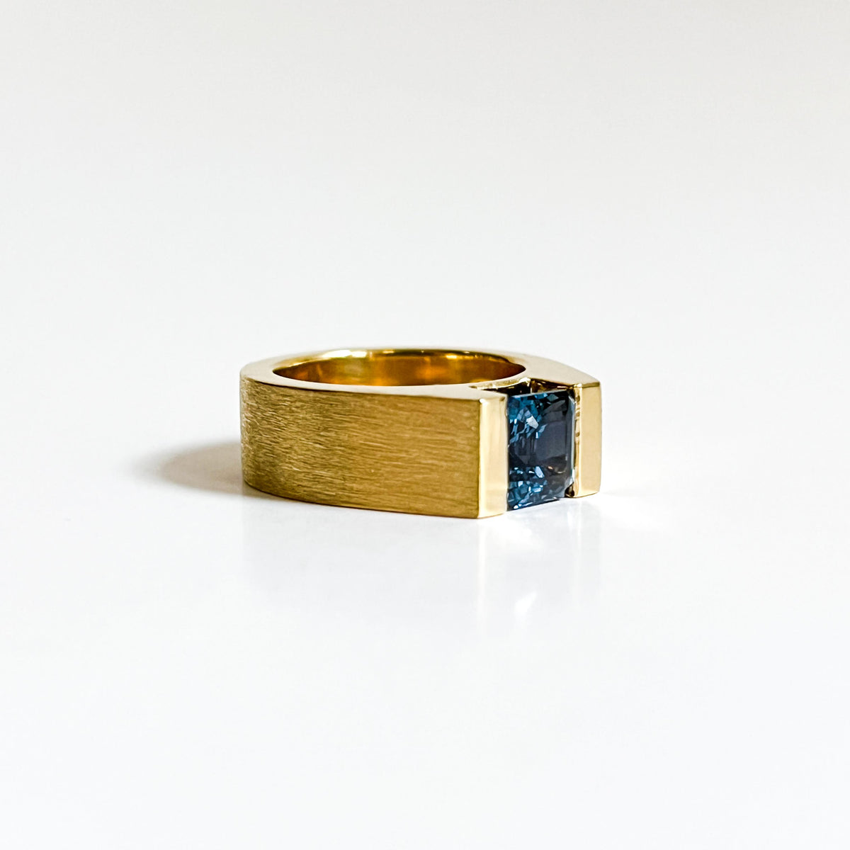 INDIGO: 18K YELLOW GOLD TEAL BLUE SAPPHIRE RING – Grimson & Sons